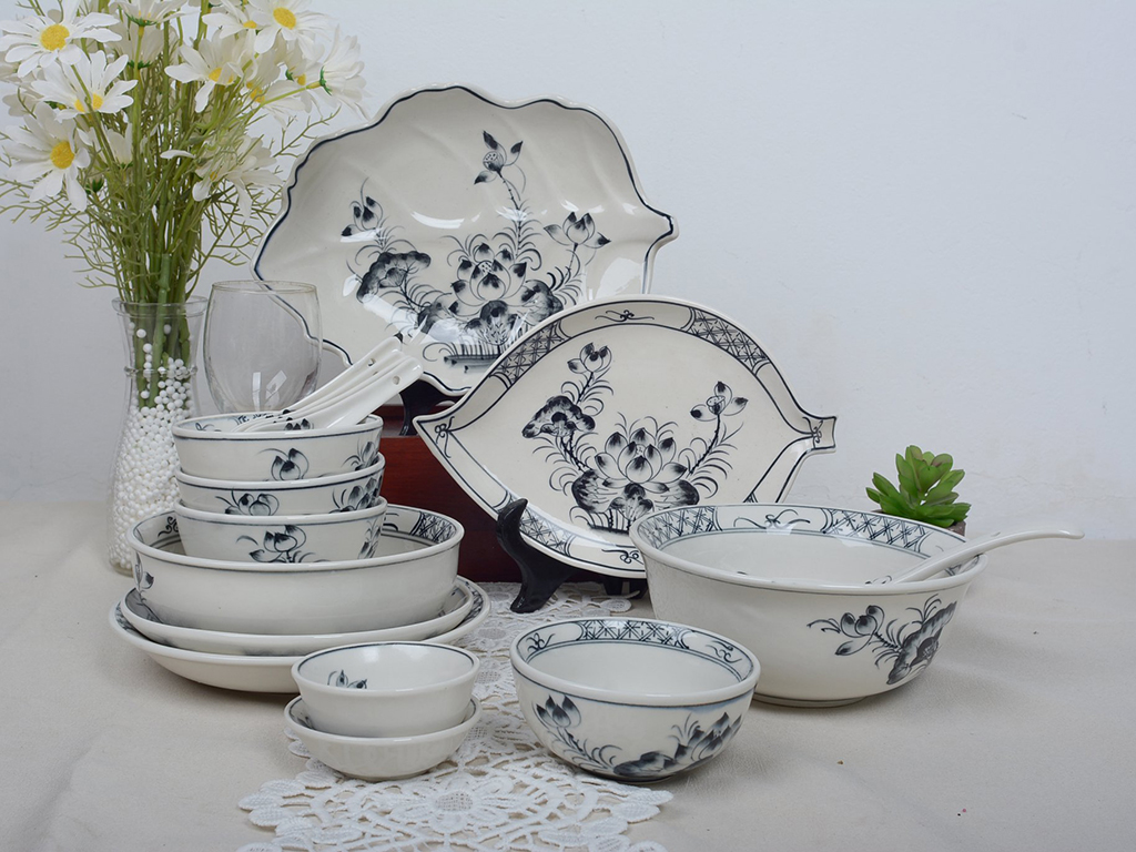 Bộ đồ ăn Bát Tràng vẽ tay sen đen 17 sản phẩm