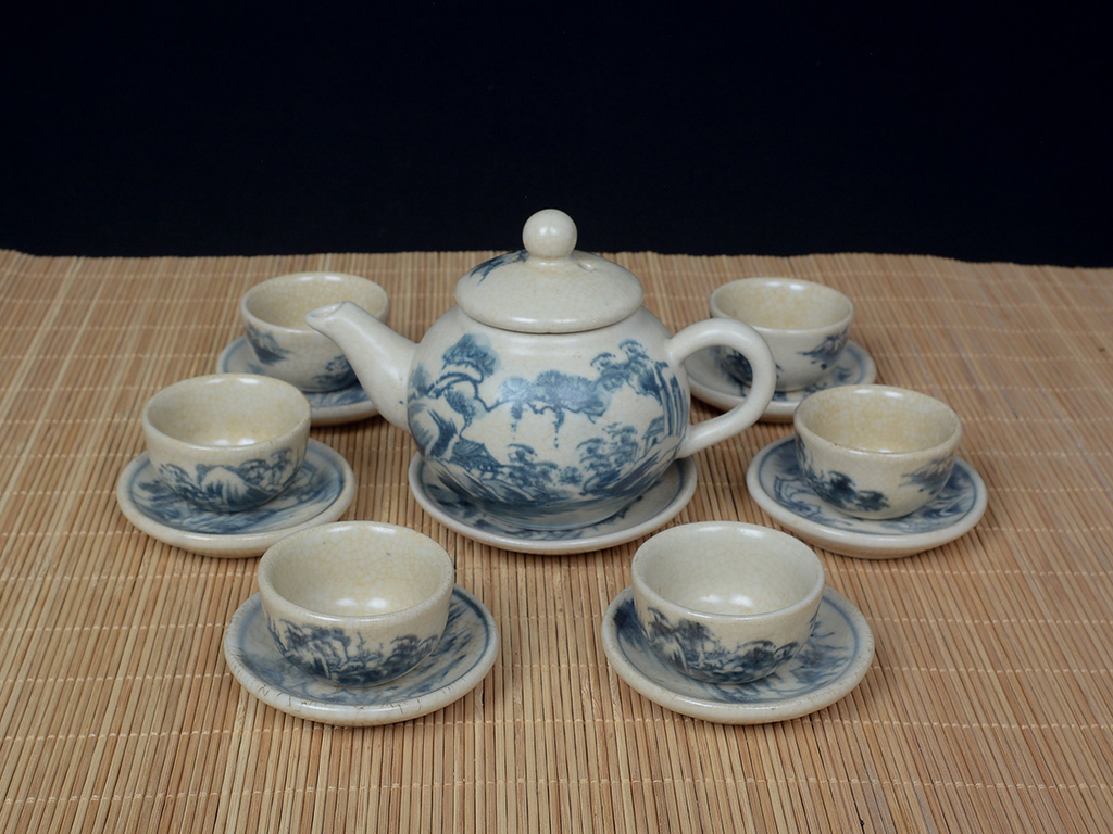 Ấm chén men rạn vẽ đồng quê dáng quả hồng